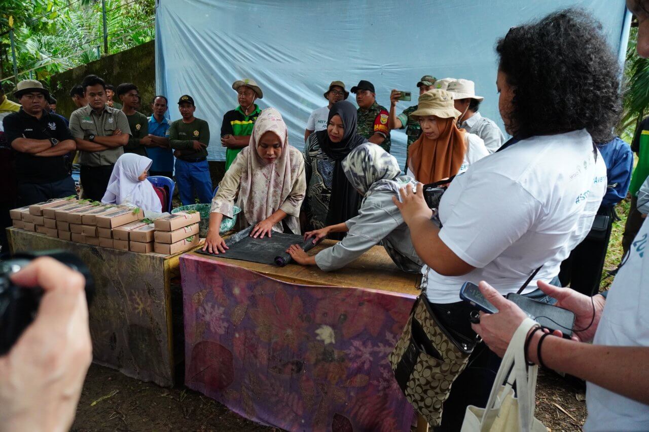 Berdayakan Perempuan Dengan Buat Batik Berbahan Baku dan Motif Sawit